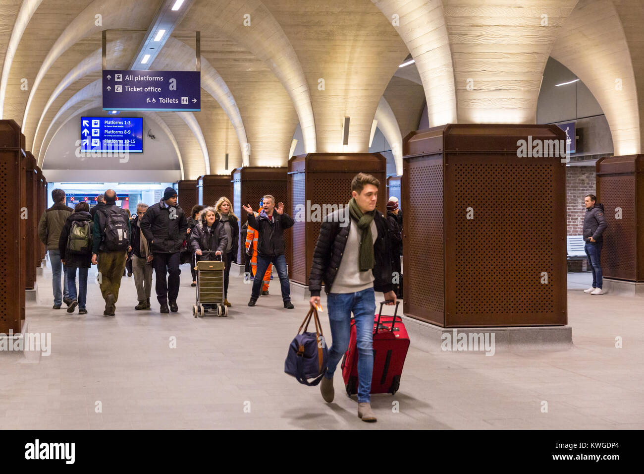 Escalators at london bridge underground station hi-res stock ...
