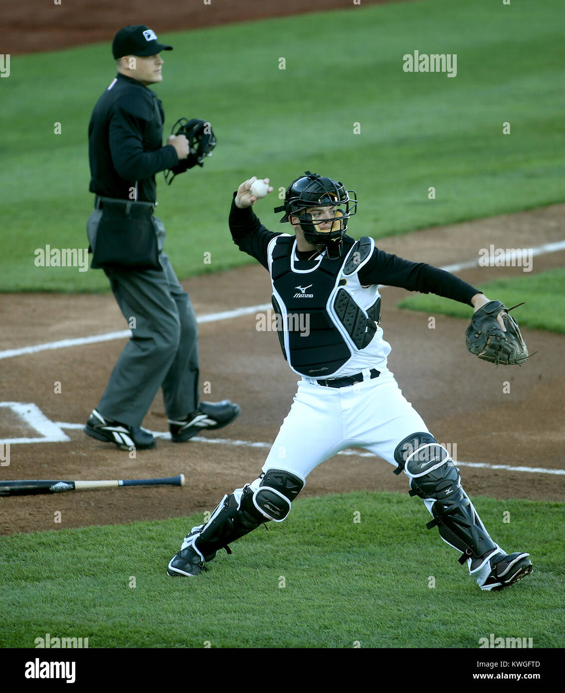 Davenport, Iowa, USA. 6th Apr, 2017. Quad-City River Bandits catch Jake ...