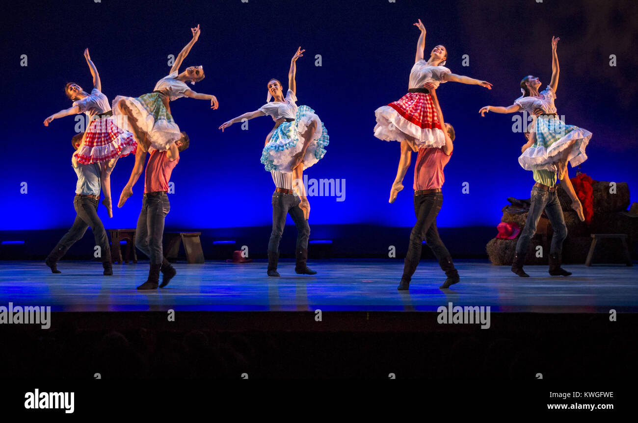 Davenport, Iowa, USA. 1st Apr, 2017. Ballet Quad-Cities men lift their ...