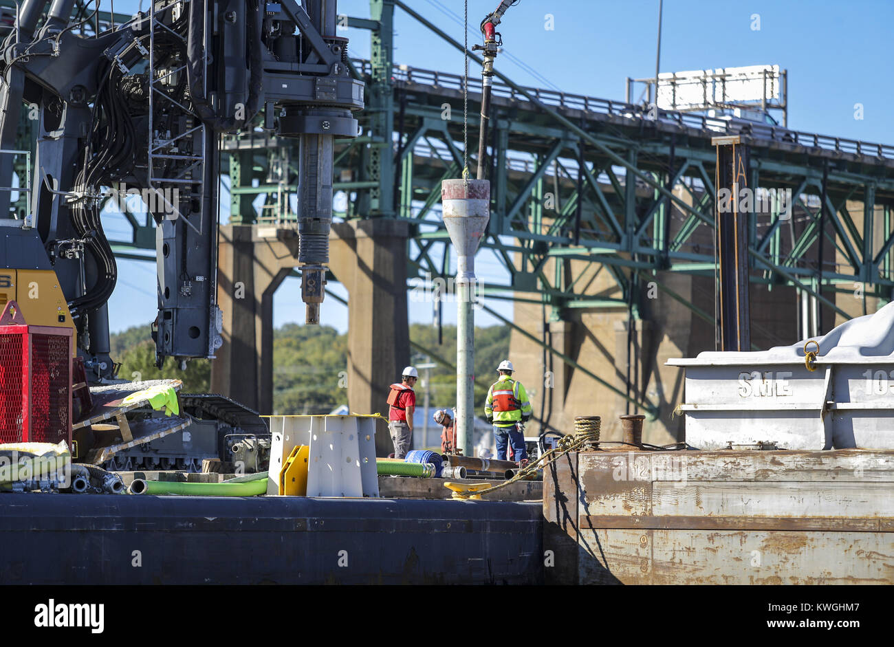 Moline, Iowa, USA. 16th Oct, 2017. Crews work on a barge as concrete is ...