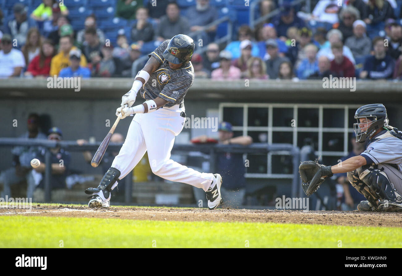 Davenport, Iowa, USA. 25th June, 2017. River Bandits left fielder ...