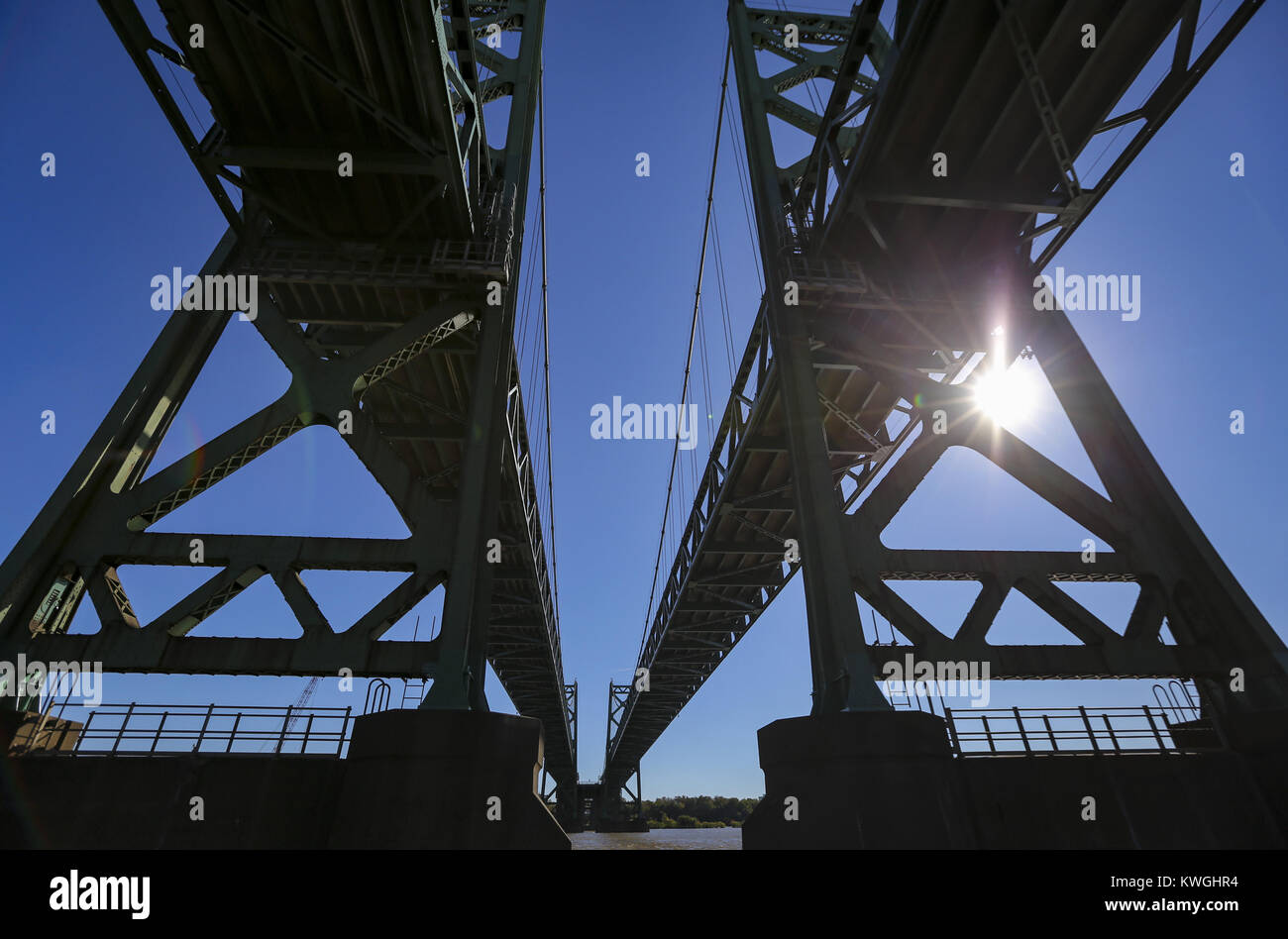 Moline, Iowa, USA. 16th Oct, 2017. The Interstate 74 bridge is seen ...