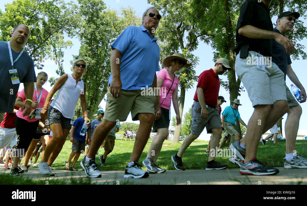 Silvis, Iowa, USA. 15th July, 2017. Fans walk the hills as they follow ...
