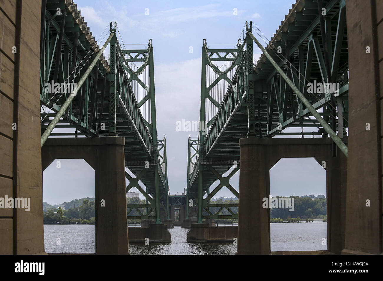 Bettendorf, Iowa, USA. 16th Aug, 2017. The Interstate 74 bridge is seen ...
