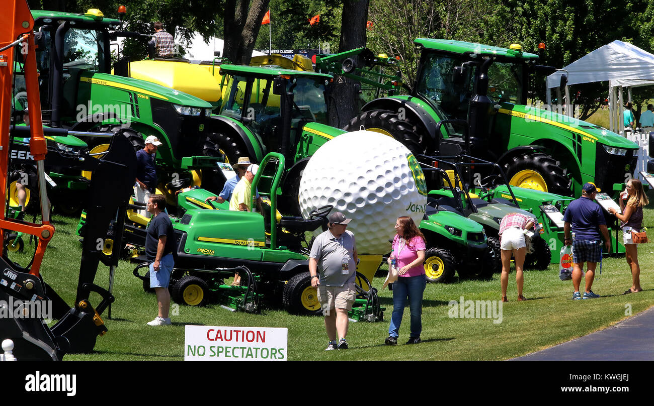 Silvis, Iowa, USA. 14th July, 2017. Golf fans walk through and round ...