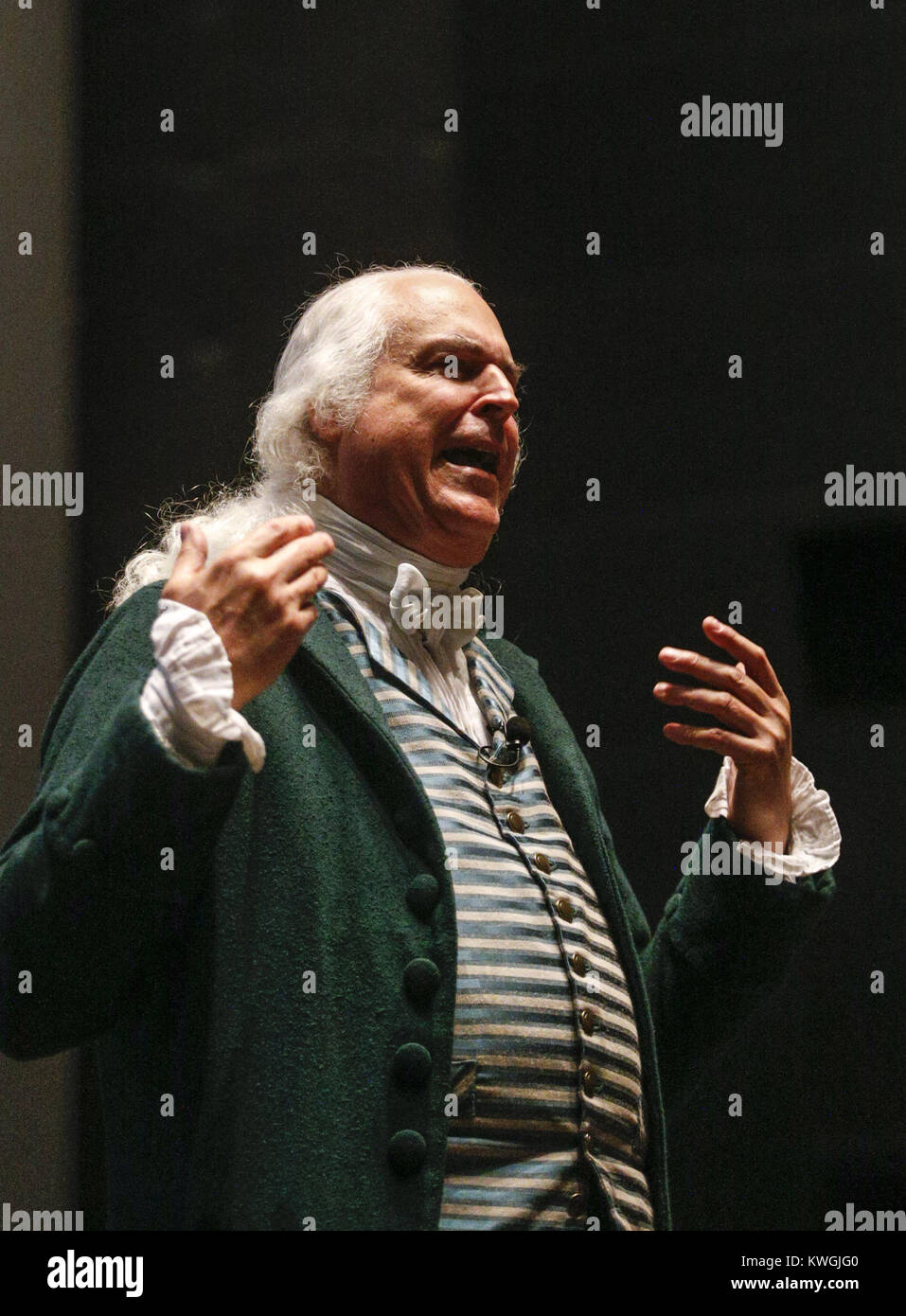 Davenport, Iowa, USA. 26th Oct, 2016. Dean Malissa, the official and ...