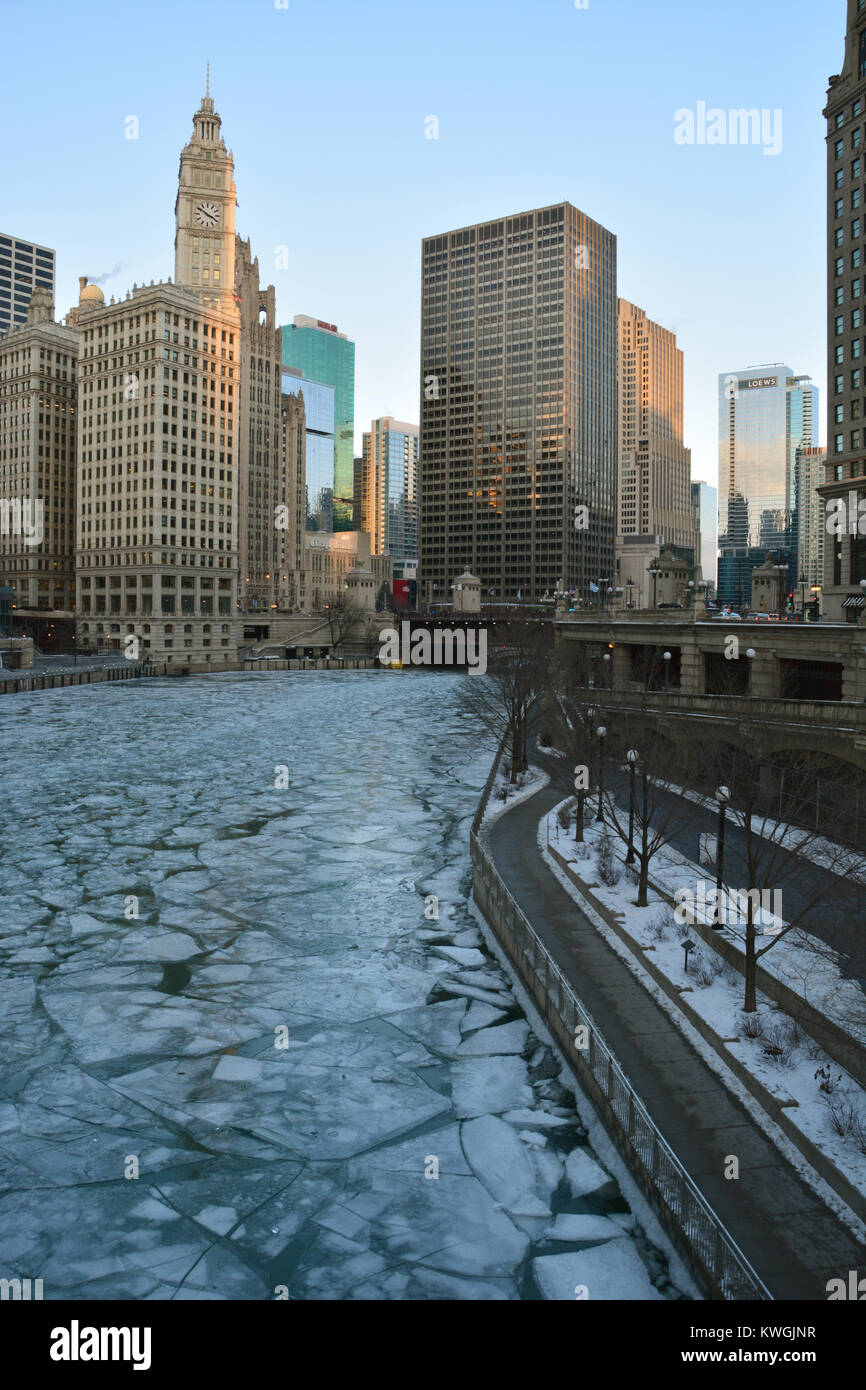 Chicago, Illinois, USA. 3rd Jan, 2018. Ice clogs the Chicago River as ...