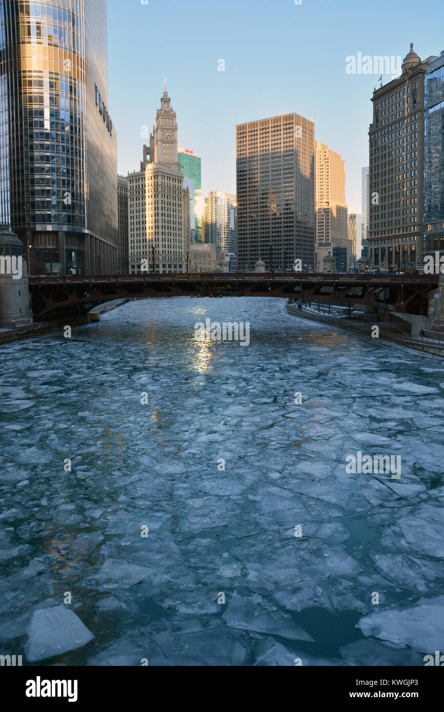 Chicago, Illinois, USA. 3rd Jan, 2018. Ice clogs the Chicago River as ...