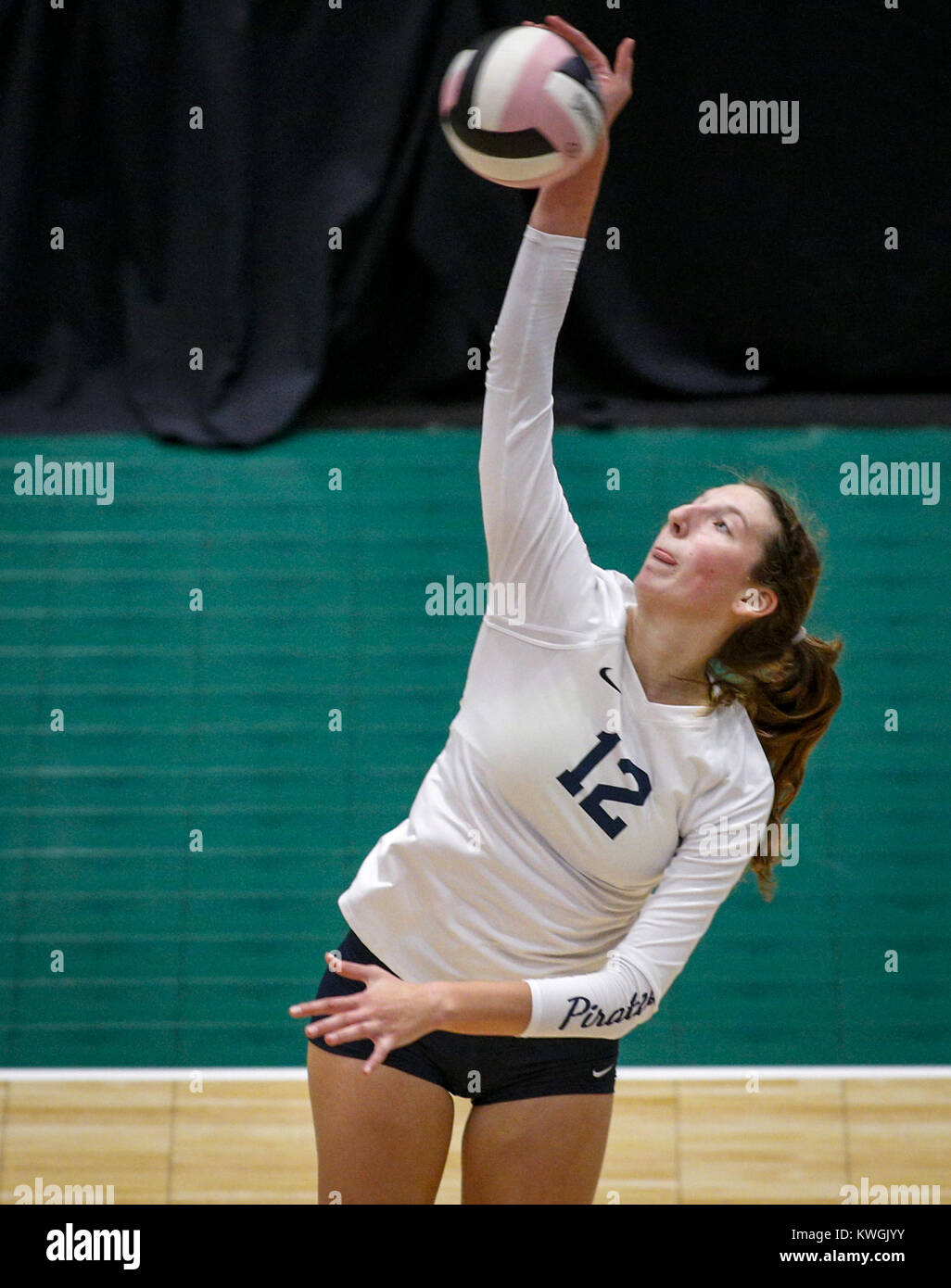 Cedar Rapids, Iowa, USA. 10th Nov, 2016. Hudson's Kylie DeBerg (12 ...