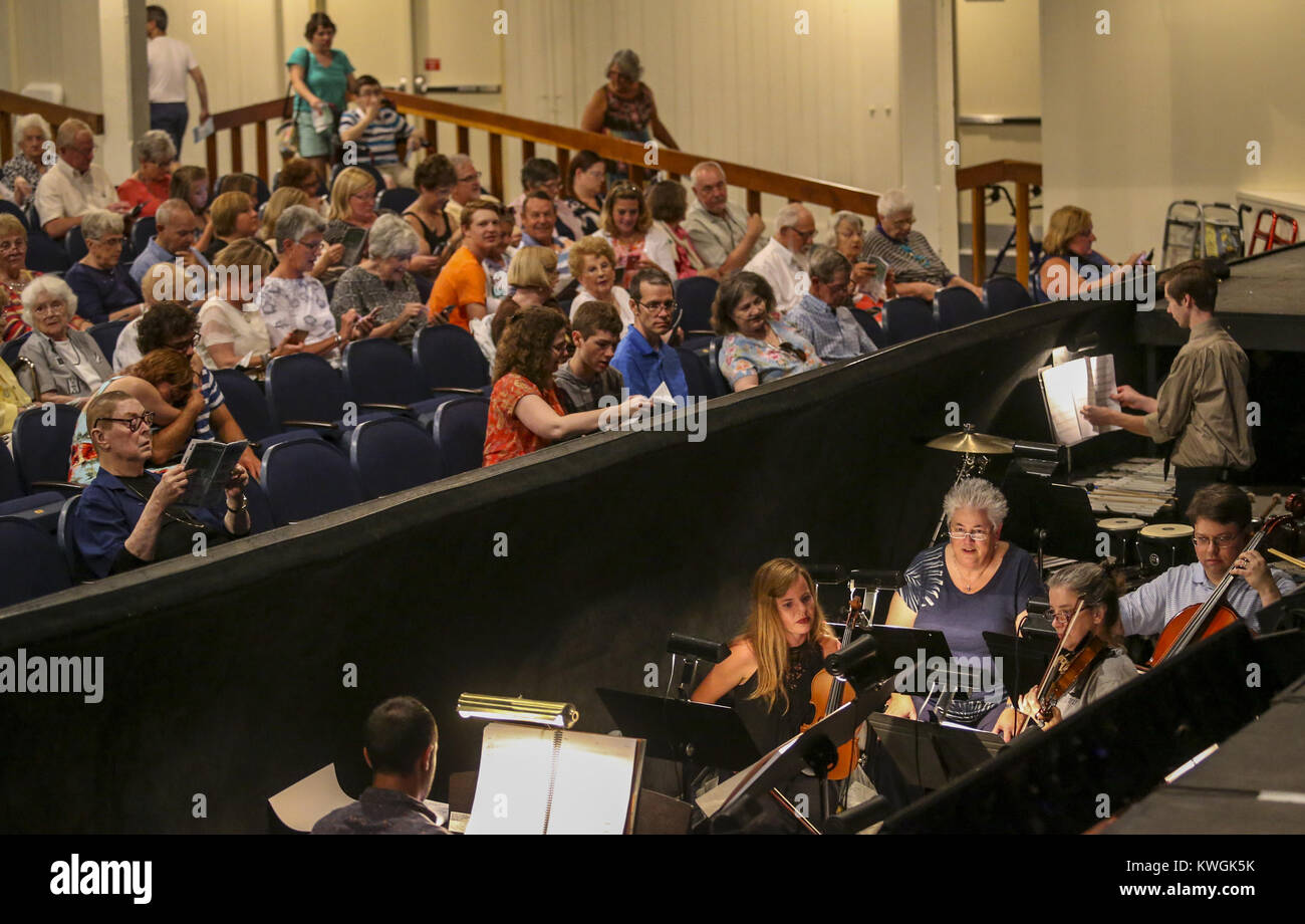 Moline, Iowa, USA. 9th July, 2017. Musician in the orchestra pit warm ...