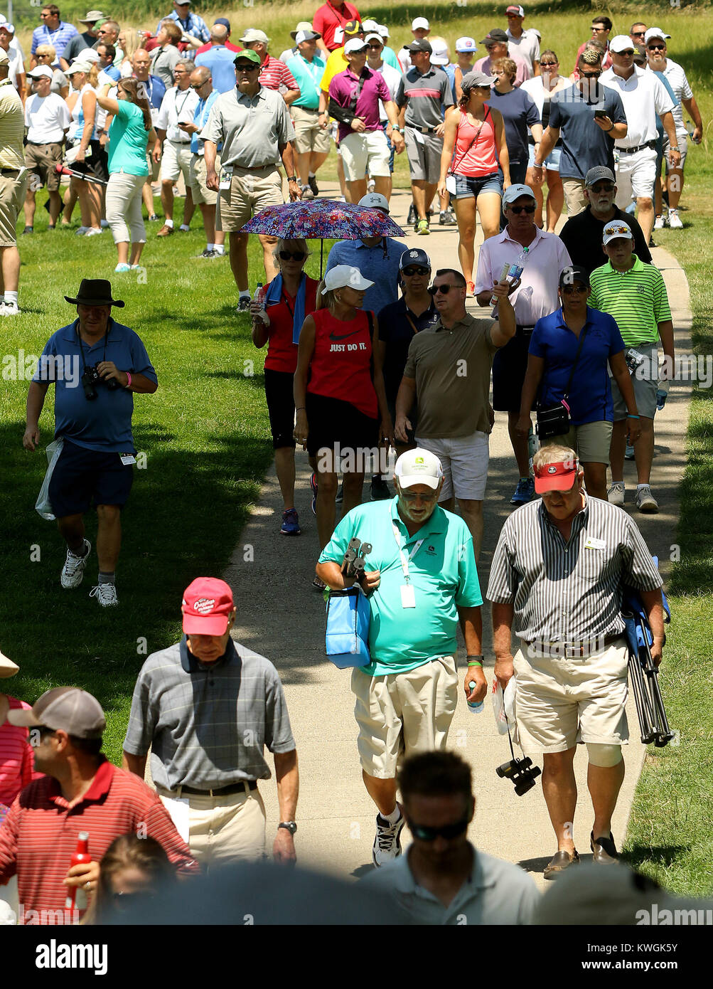 Silvis, Iowa, USA. 13th July, 2017. Golf fans crowd the cart paths as ...