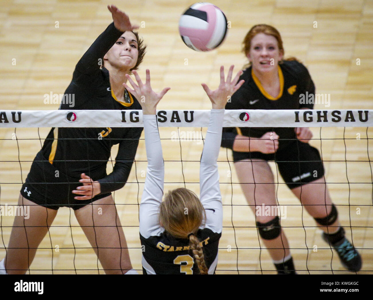 Cedar Rapids, Iowa, USA. 9th Nov, 2016. Janesville's Victoria Hazard (5 ...