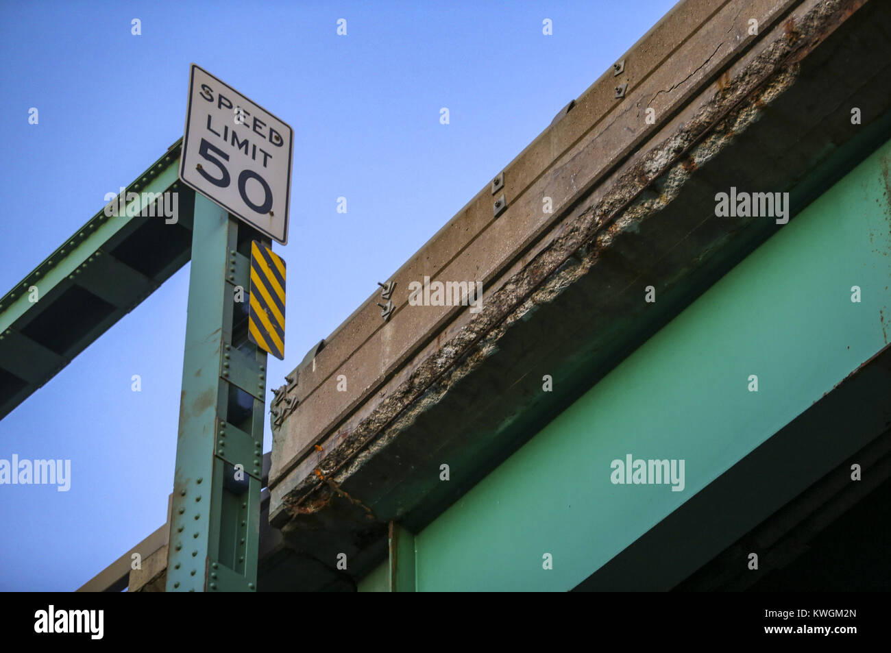 Moline, Iowa, USA. 9th Nov, 2017. Work continues on the Interstate 74 ...
