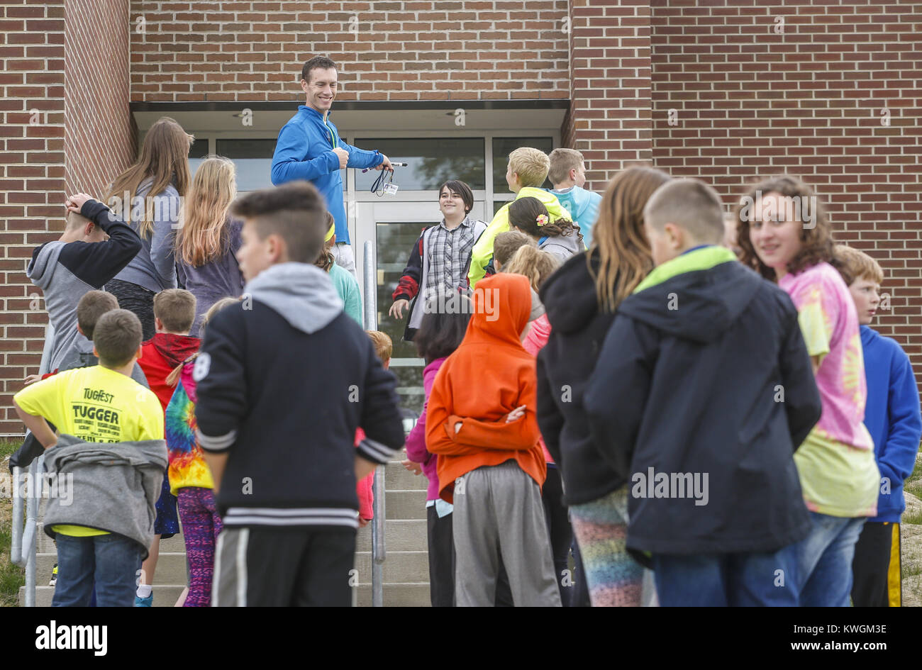 Leclaire, Iowa, USA. 25th Oct, 2016. Teacher Pat Seamer gathers his 6th ...