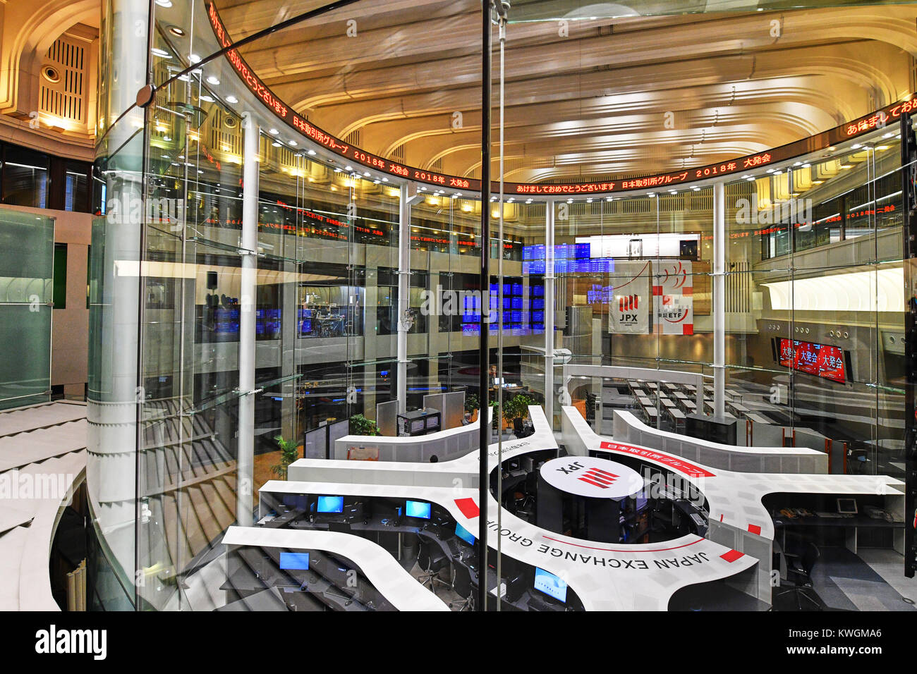 Tokyo, Japan. 4th Jan, 2018. Tokyo Stock Exchange (TSE) opens its ...