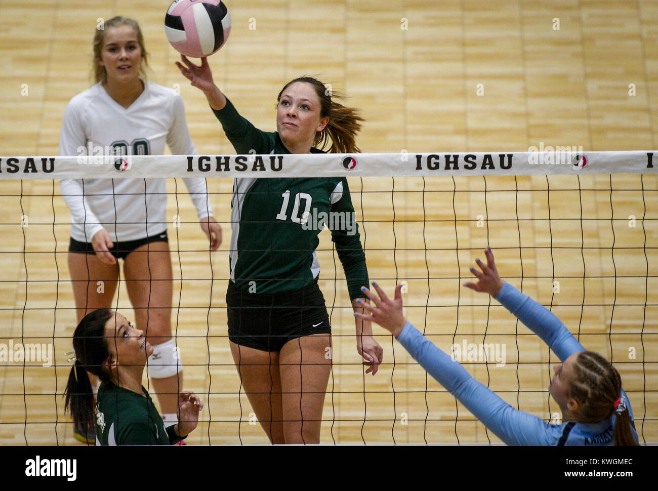 Cedar Rapids, Iowa, USA. 10th Nov, 2016. Columbus Catholic's Brianne ...