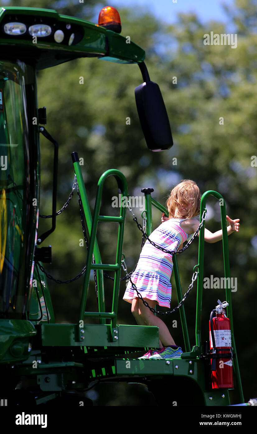 Silvis, Iowa, USA. 14th July, 2017. Lyla Burrichter of Ossian, IA ...