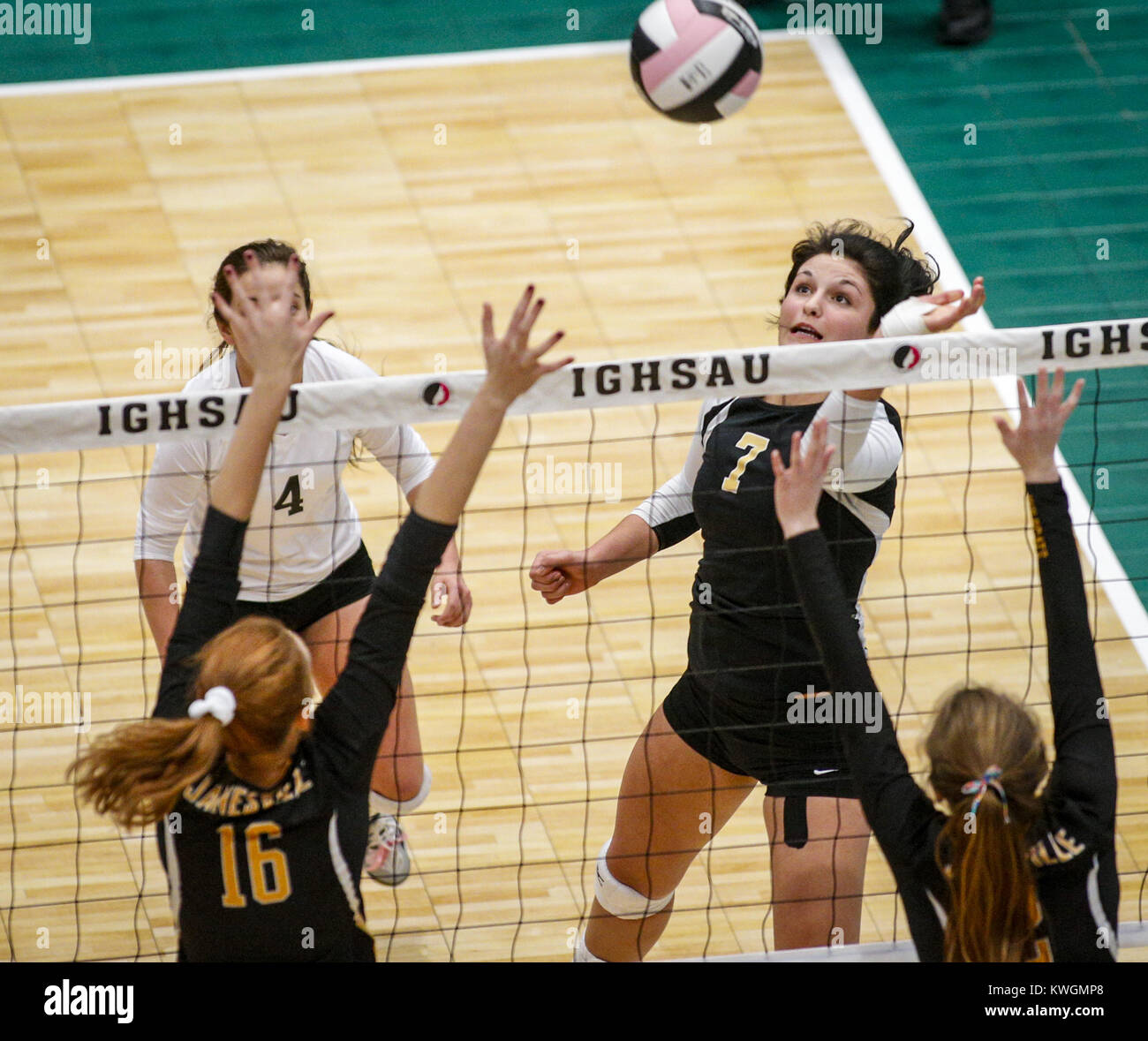 Cedar Rapids, Iowa, USA. 9th Nov, 2016. Starmont's Macy Mommer (7 ...