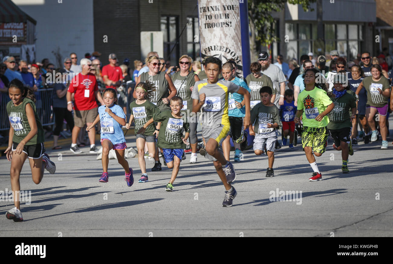 Davenport, Iowa, USA. 4th Aug, 2016. A group of young runners take off ...