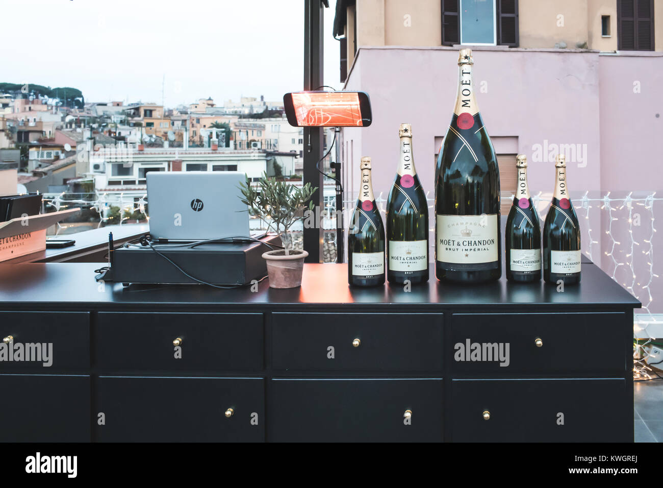 Rinascente building rome hi-res stock photography and images - Alamy