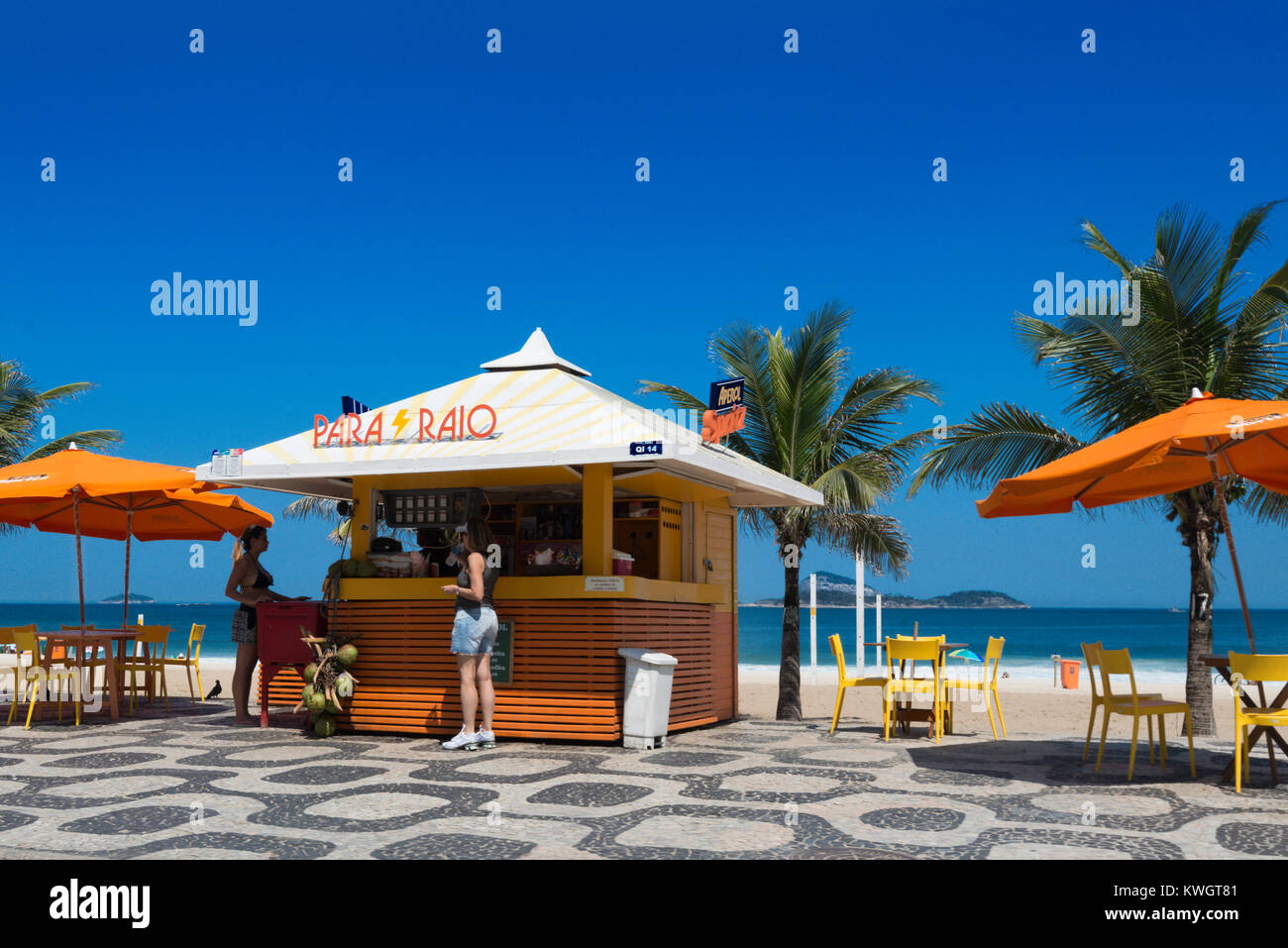 Rio de janeiro people sunbathing hi-res stock photography and images ...