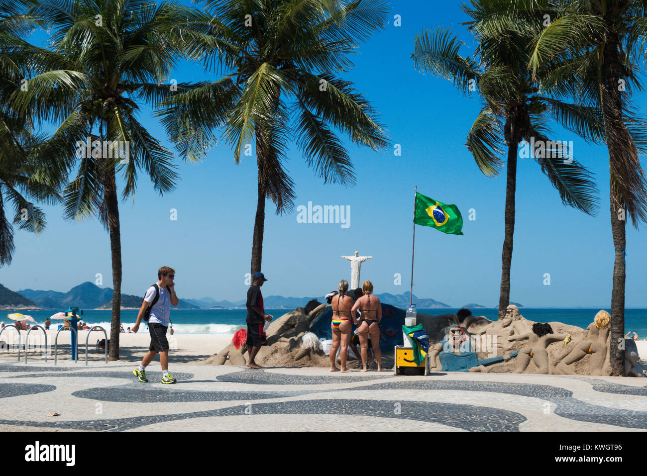 Rio de janeiro people sunbathing hi-res stock photography and images ...
