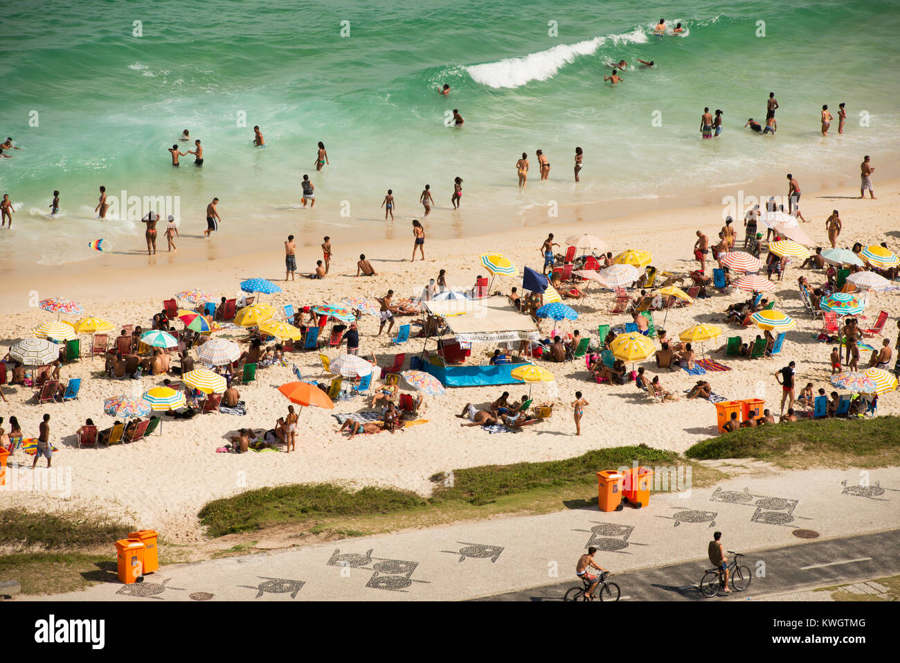 Rio de janeiro beach crowd hi-res stock photography and images - Alamy