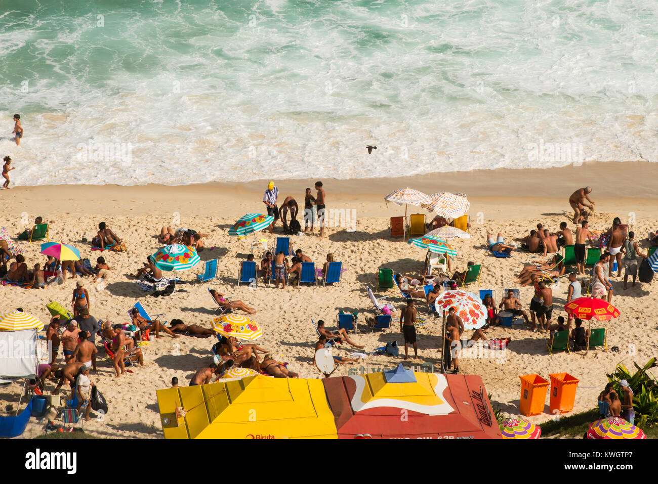 Rio de janeiro beach crowd hi-res stock photography and images - Alamy