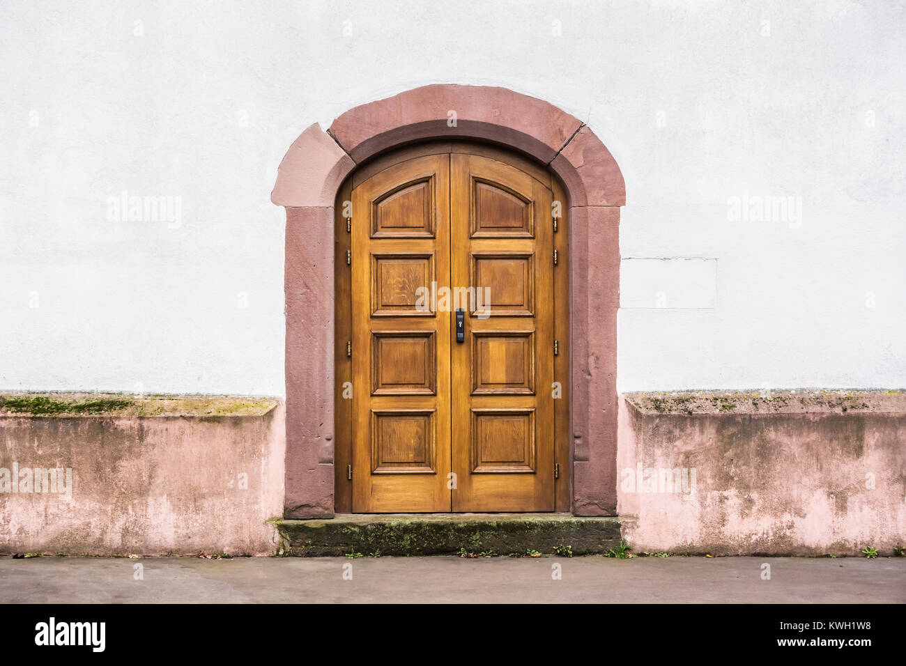 Closed door double doors hi-res stock photography and images - Alamy