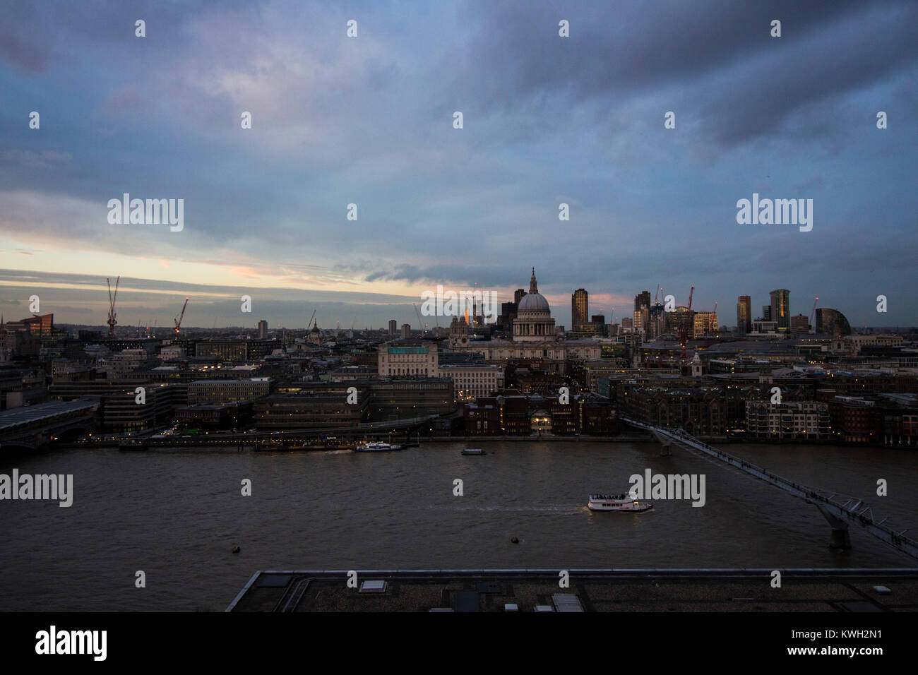 Tate modern viewing floor hi-res stock photography and images - Alamy
