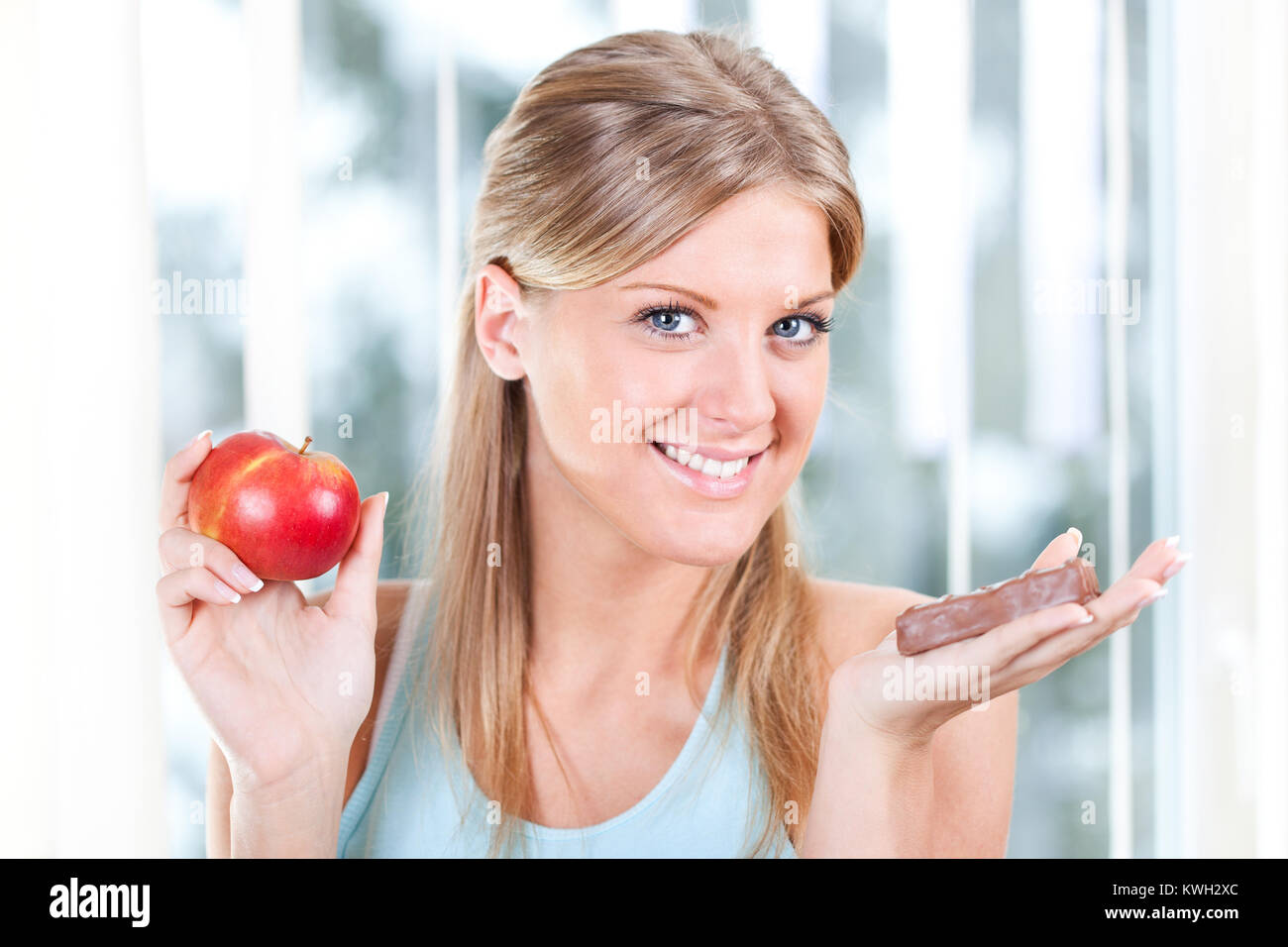 Girl eating candy apple hi-res stock photography and images - Alamy