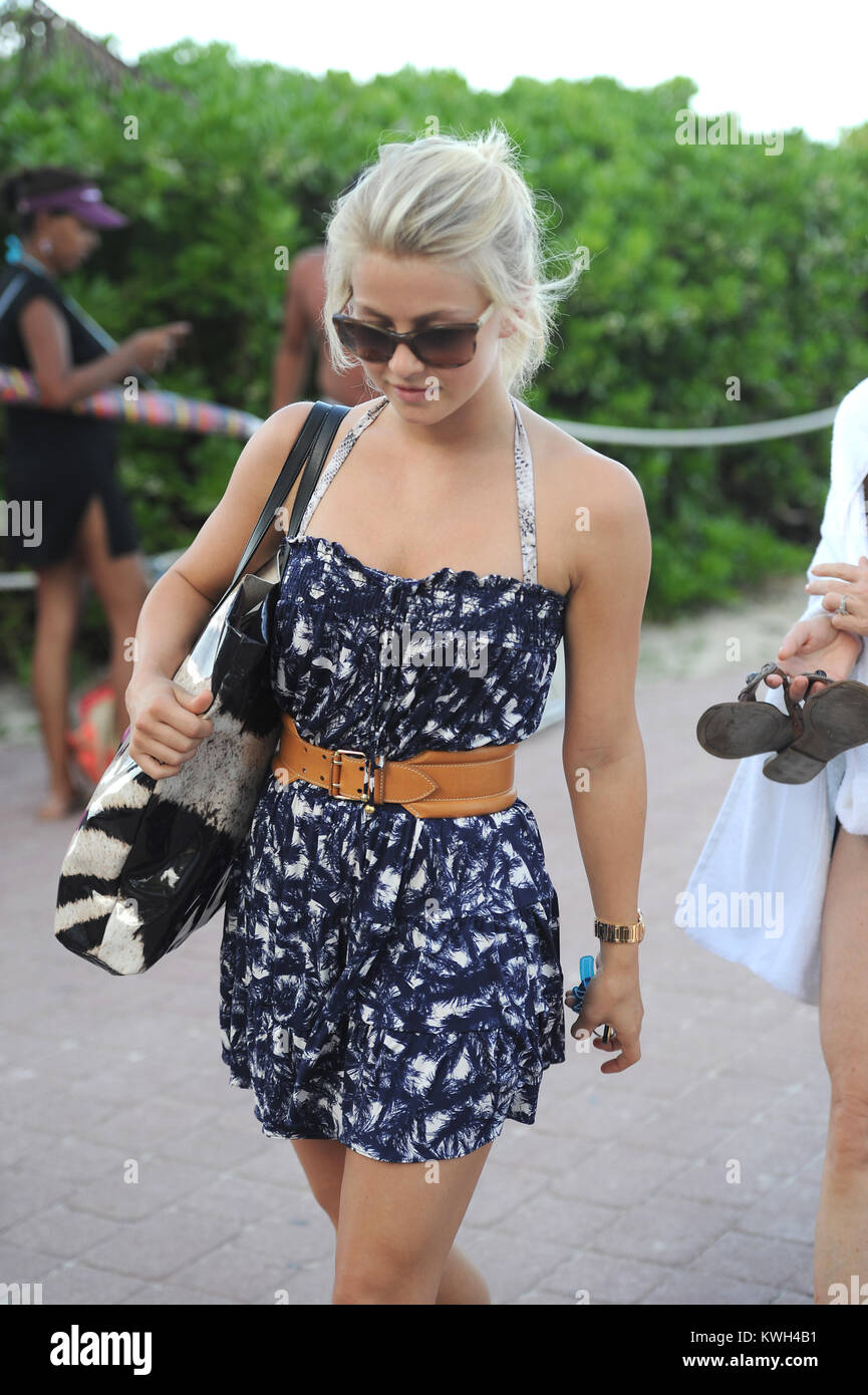 Julianne hough blonde dancer hi-res stock photography and images - Alamy