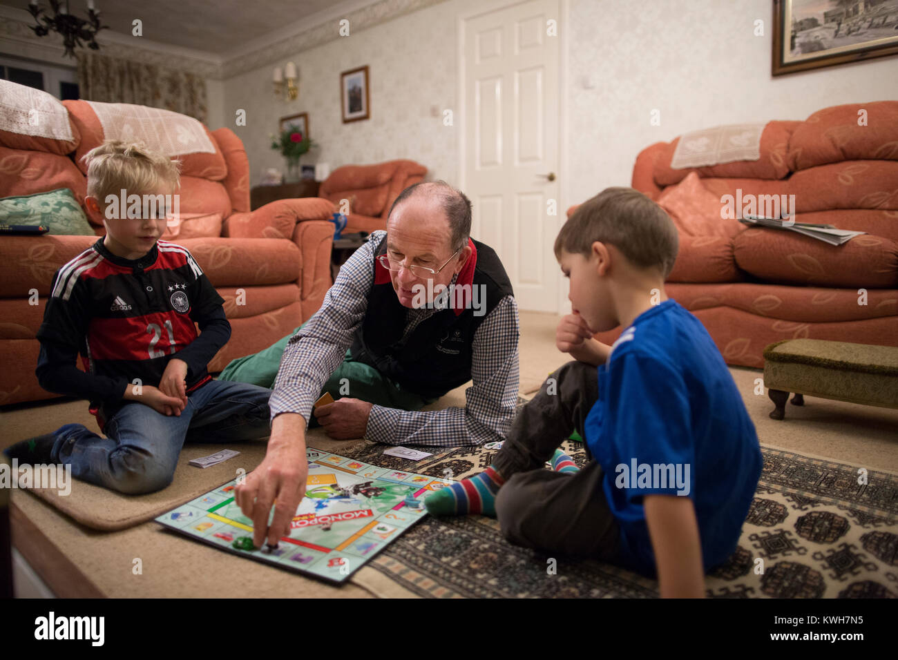 Family playing board game hi-res stock photography and images - Alamy