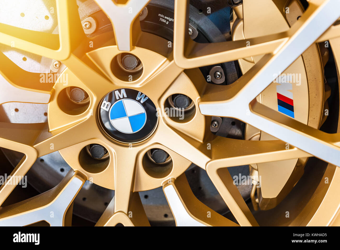 Bmw logo circle hi-res stock photography and images - Alamy
