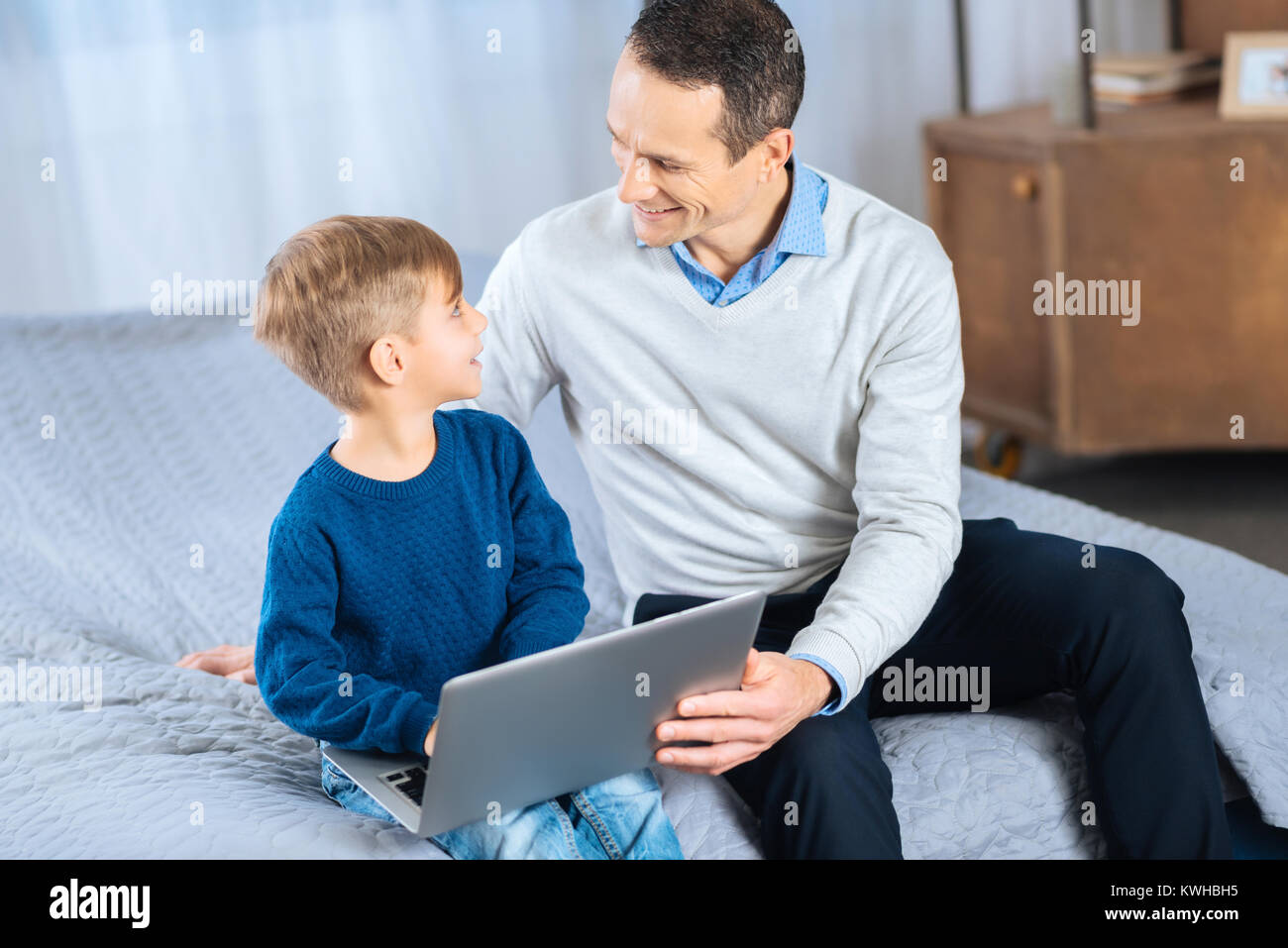 Children computers technology hi-res stock photography and images - Alamy
