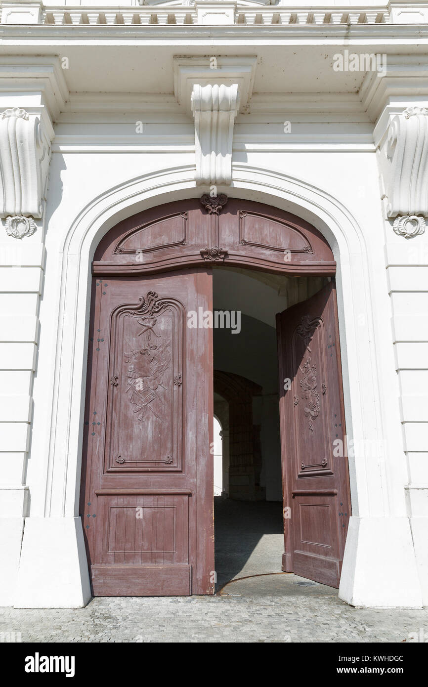 Old wooden castle entrance door hi-res stock photography and images - Alamy