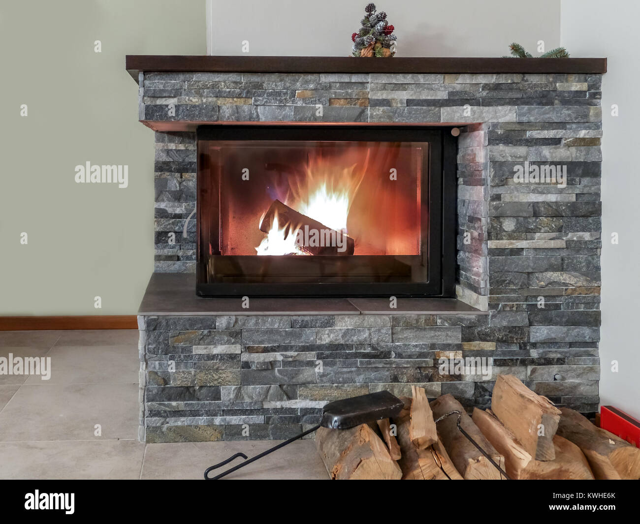 Fireplace lit hi-res stock photography and images - Alamy