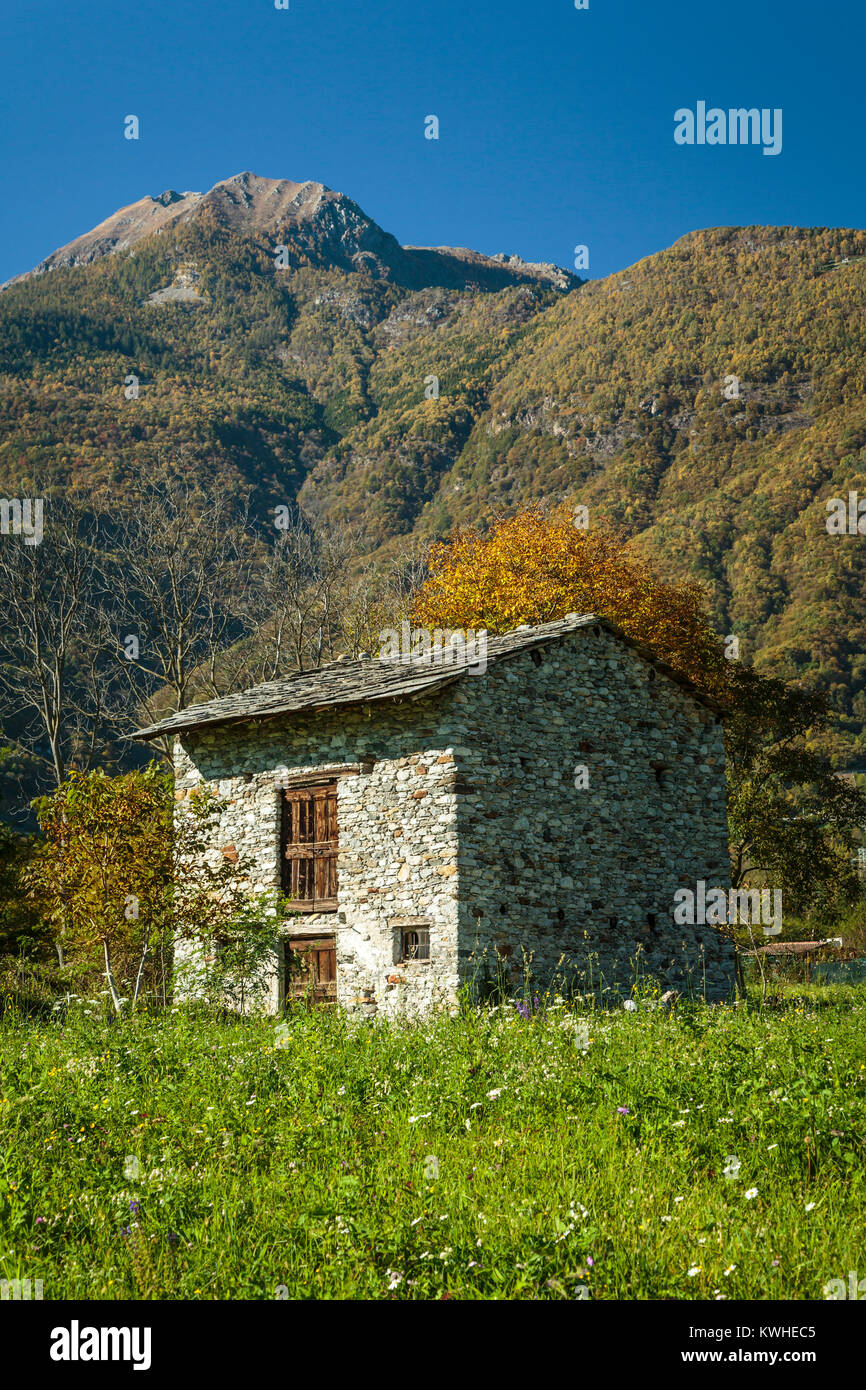 Old stone farm building hi-res stock photography and images - Alamy
