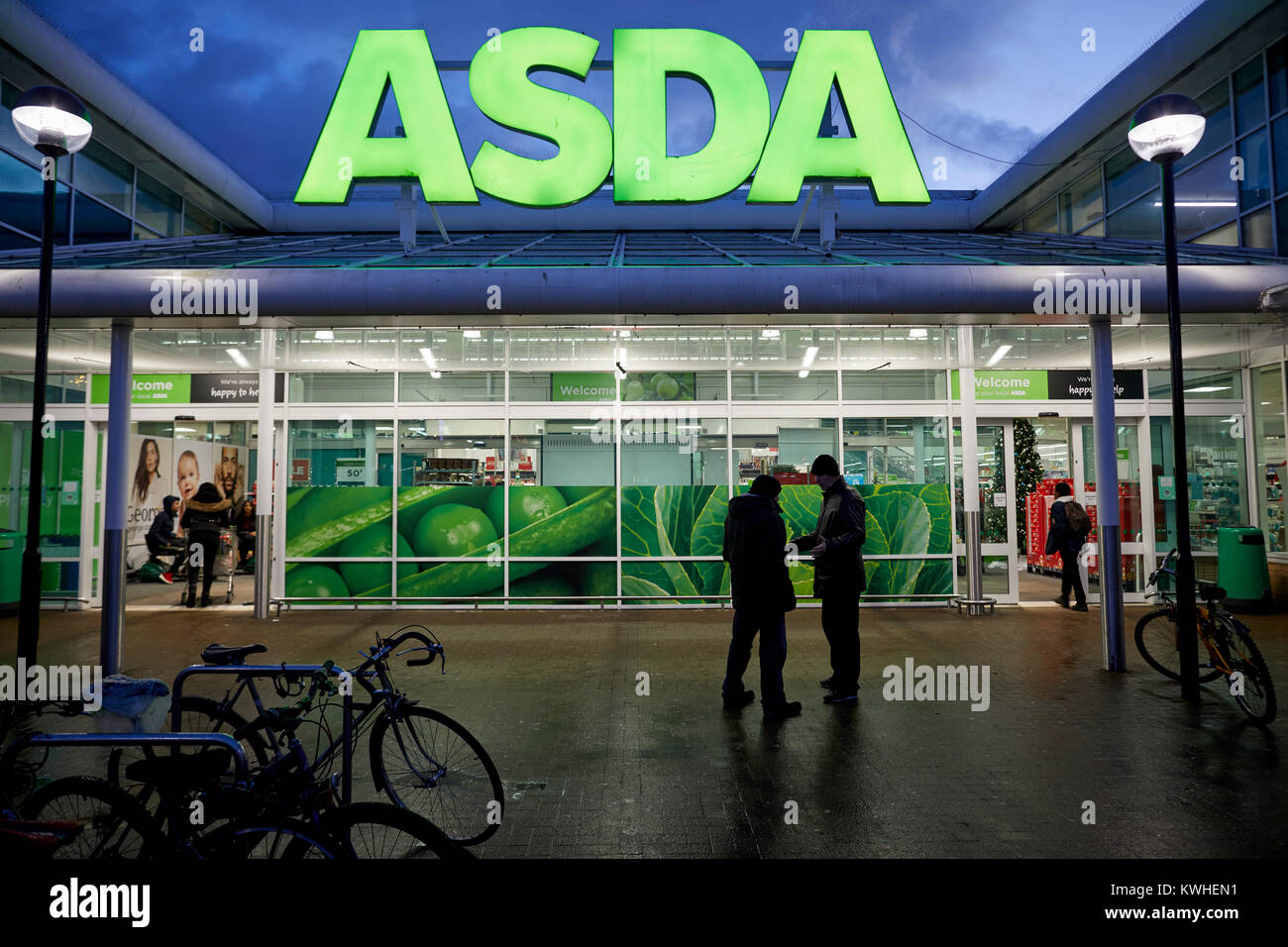 Shopping areas manchester hi-res stock photography and images - Alamy