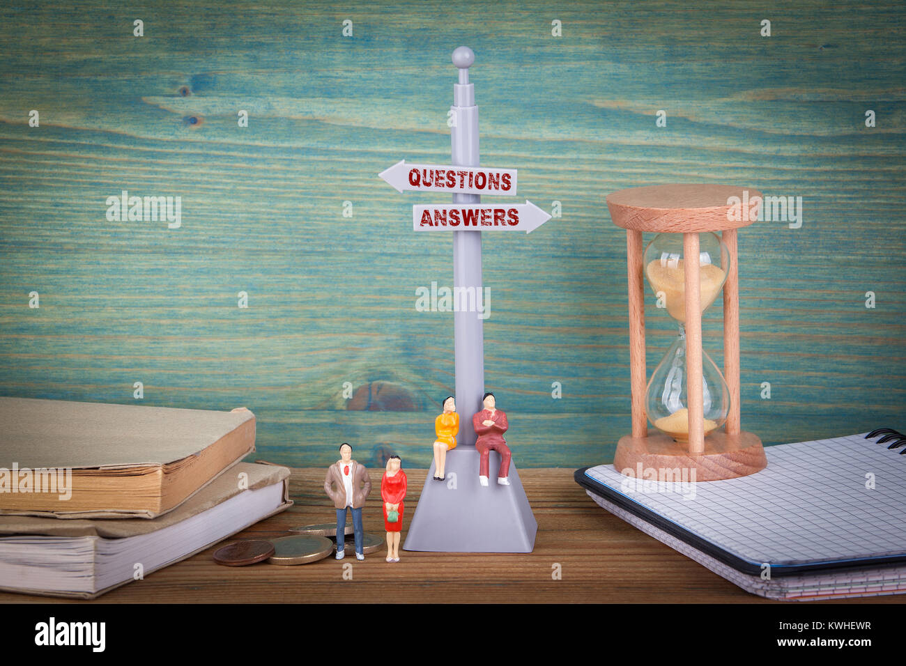 questions and answers. Signpost on wooden table Stock Photo - Alamy