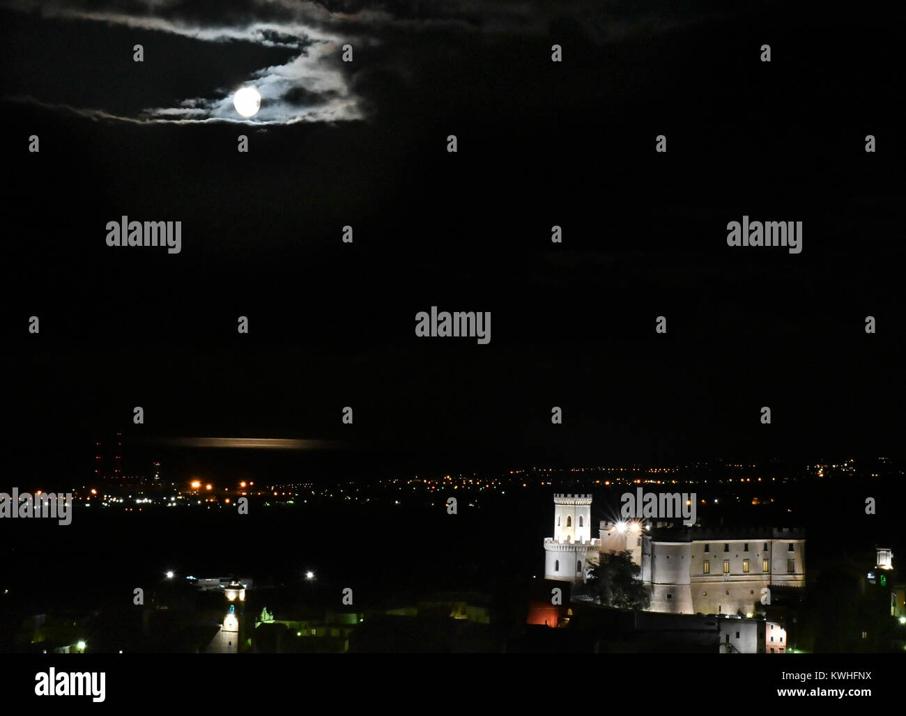 Superluna, the super moon, the largest visible in 2017 over Corigliano ...