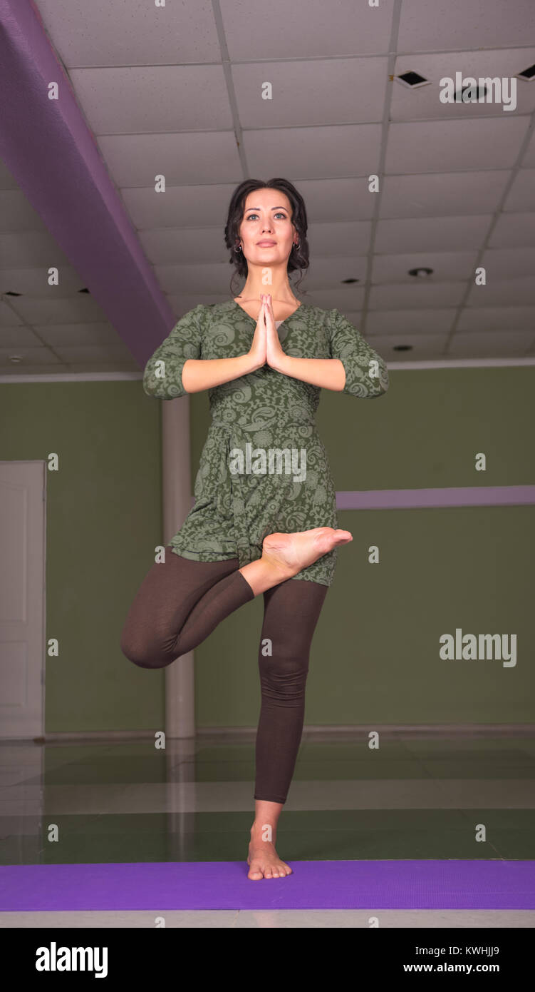Professional yoga trainer doing yoga stretches Stock Photo - Alamy
