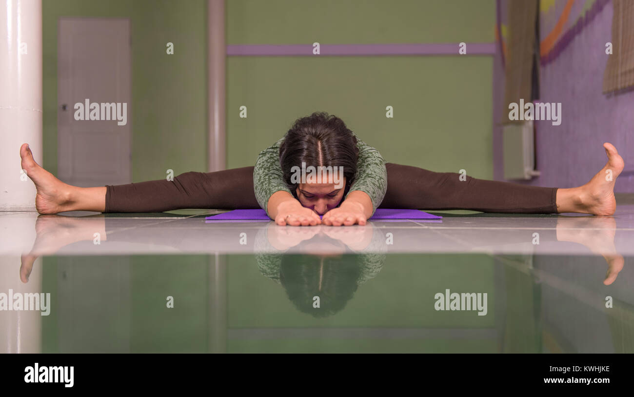 Lady works out yoga stretches in the gym Stock Photo - Alamy