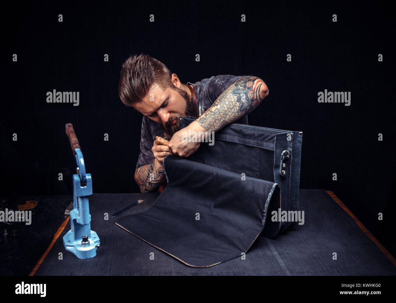 Leather handbag craftsman at work in a workshop Stock Photo - Alamy