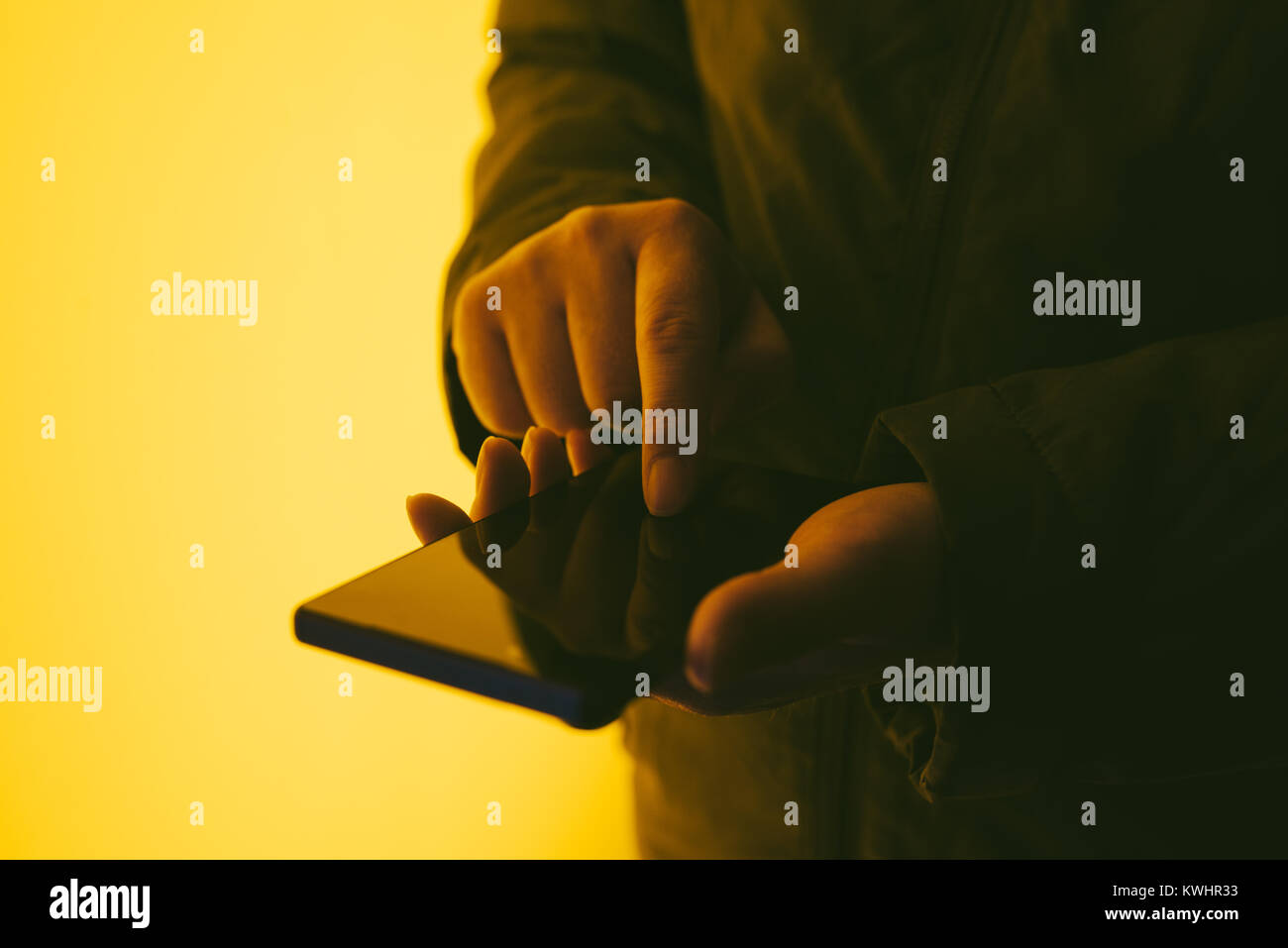 Smartphone at night hi-res stock photography and images - Alamy