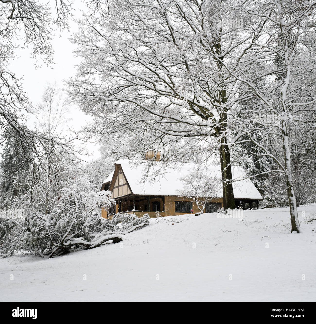 English Cottage Winter Stock Photos & English Cottage Winter Stock ...