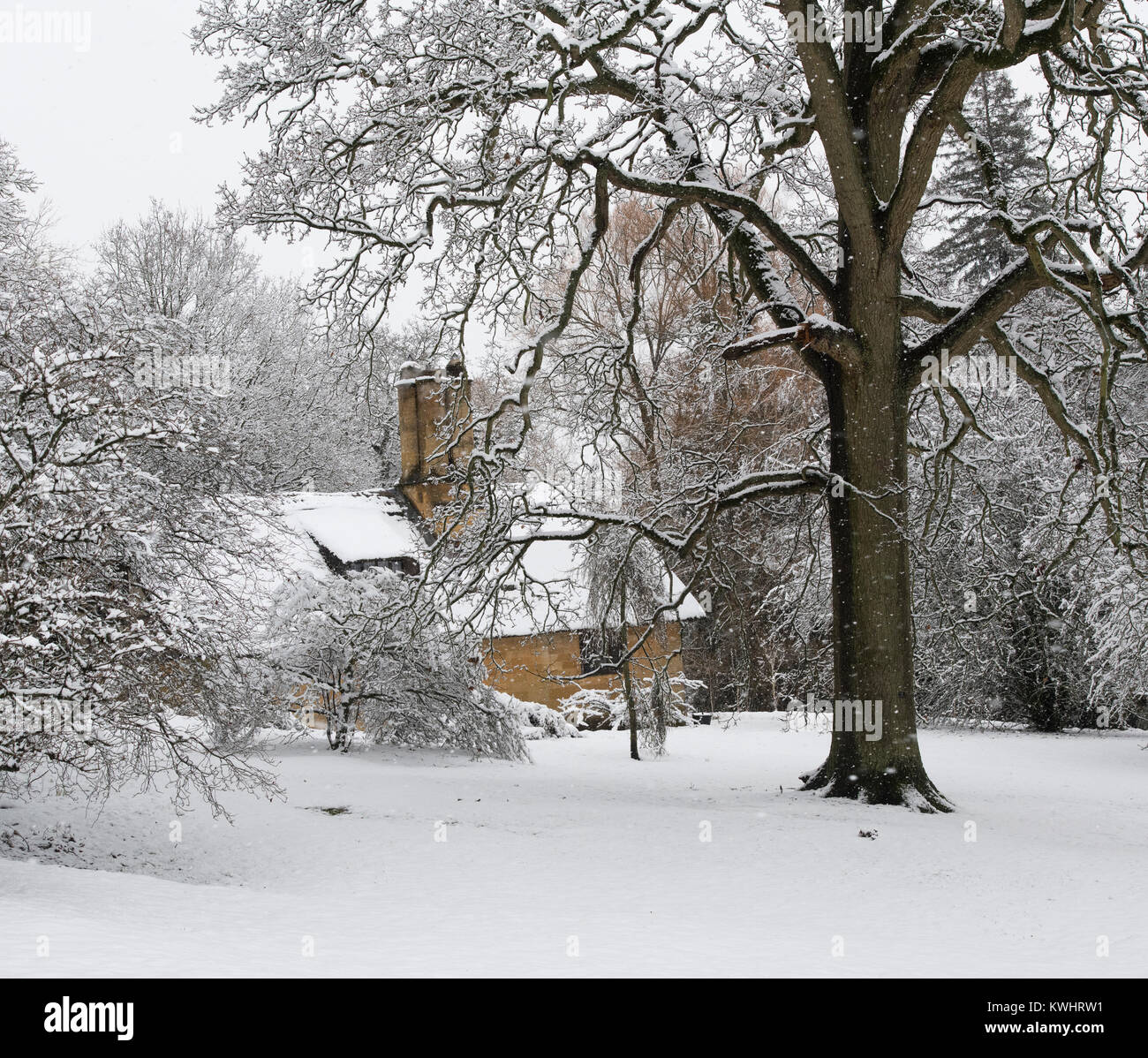 Winter english cottage hi-res stock photography and images - Alamy