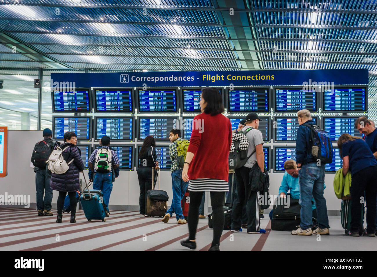 Passengers checking flight connections on monitors Stock Photo - Alamy