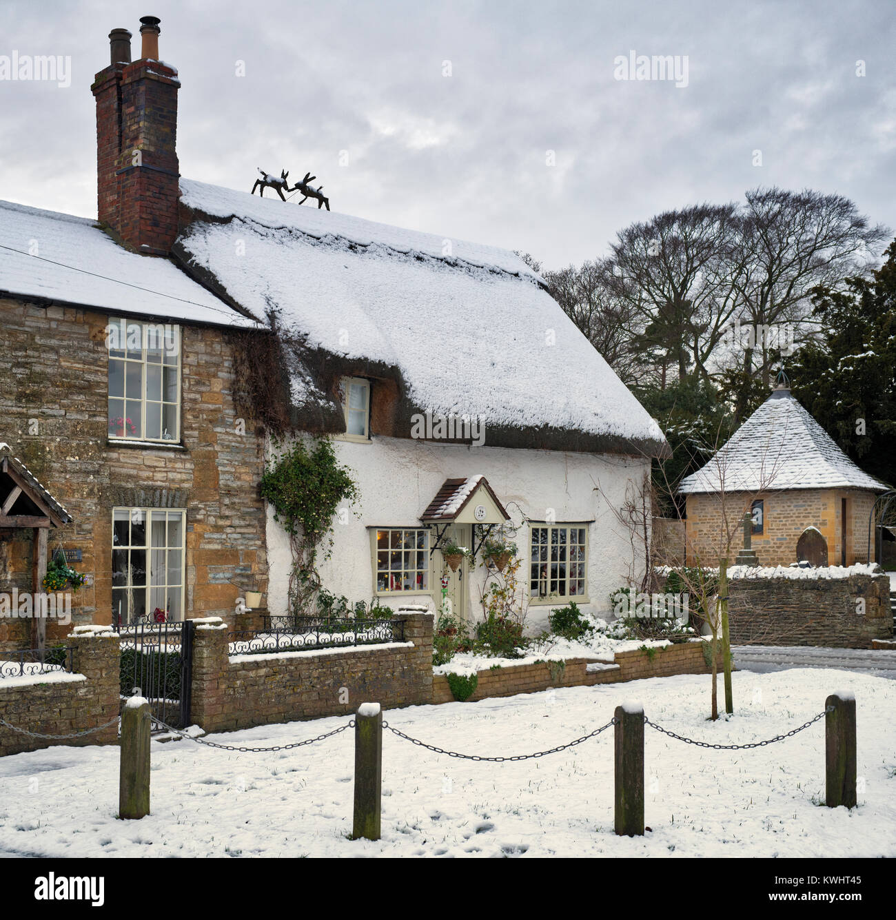 English cottage in snow hi-res stock photography and images - Alamy