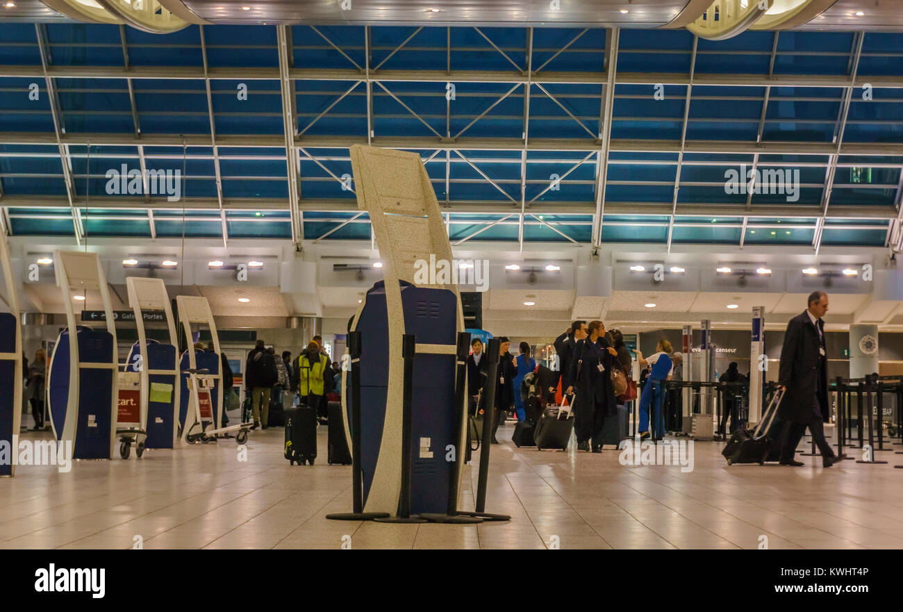 Ticketing check in counters hi-res stock photography and images - Alamy